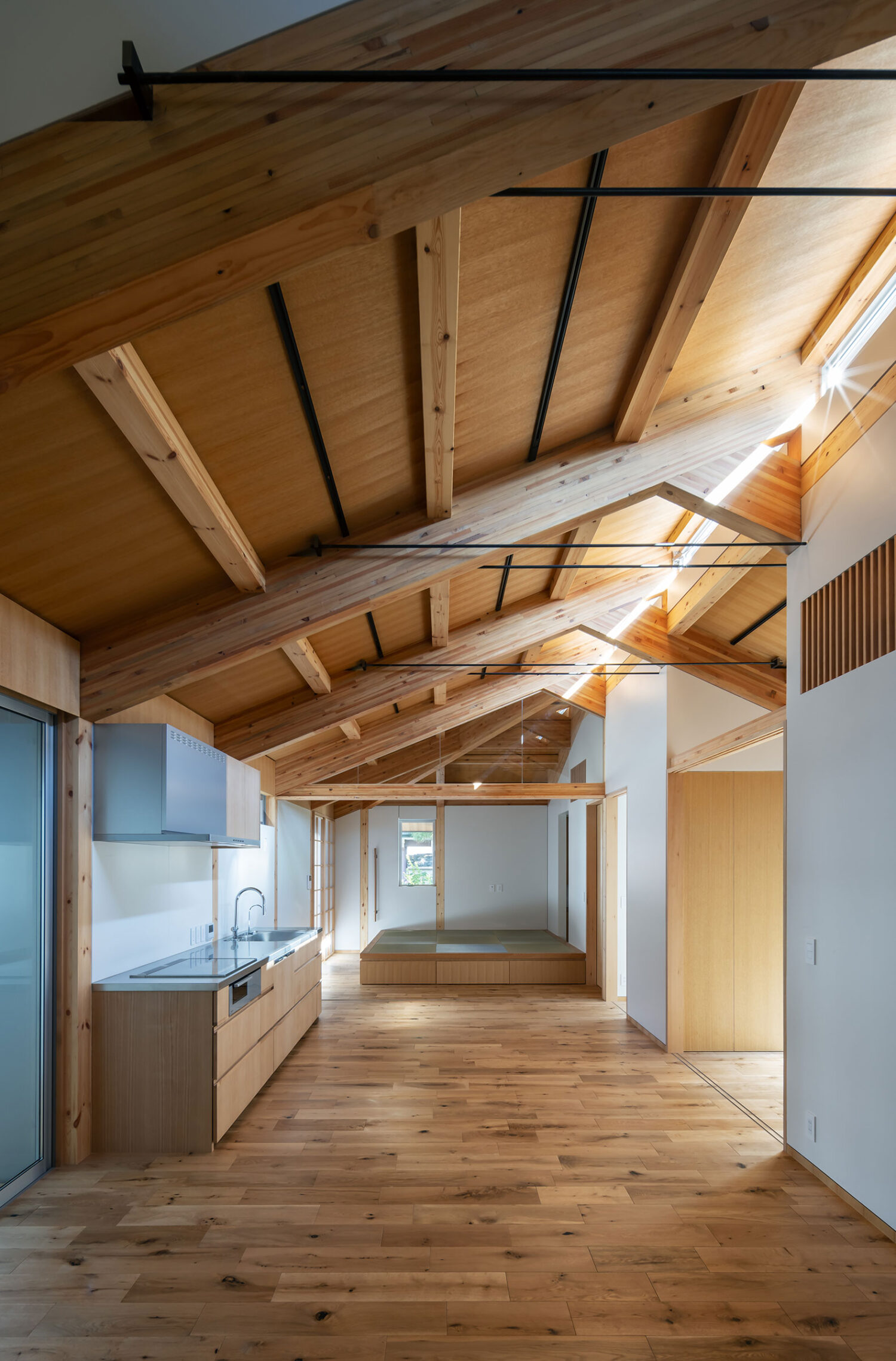 蘆田暢人と川上聡による、大阪市の「長源寺の庫裡」。親と子の二世帯が暮らす住まい。法規や住替えの与件に対し、庭を囲む様に平屋の親世帯と三階建の子 ...