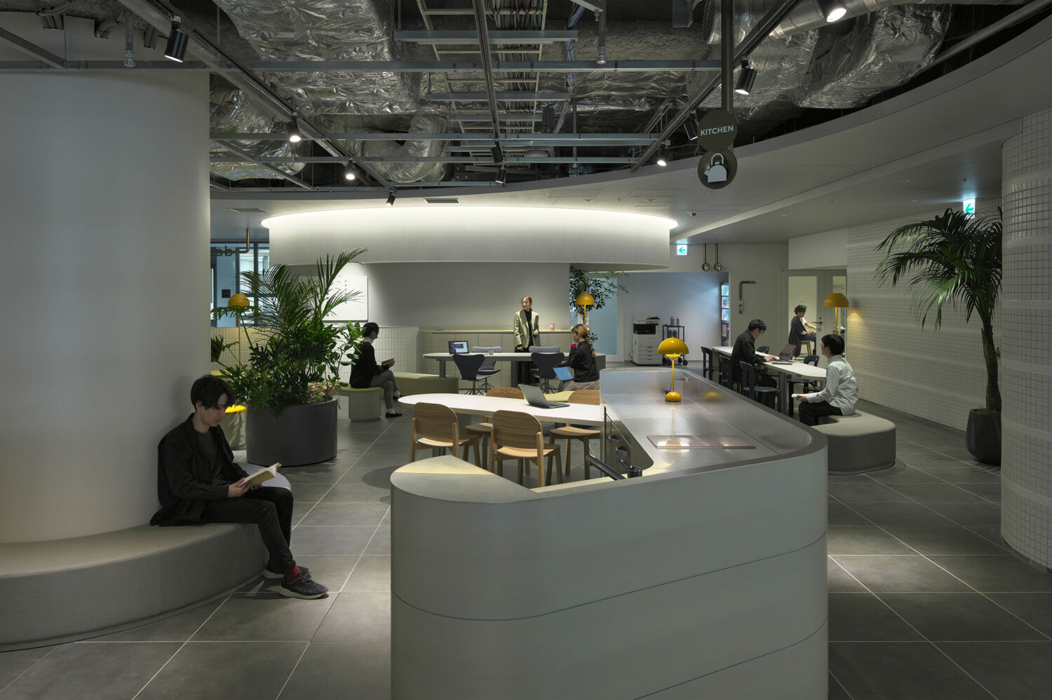 オンデザインの内装設計による、東京・港区の「LiSH Studio1」。インキュベーション施設の計画。出会いの創出を目指し、人々が常に“移動 ...