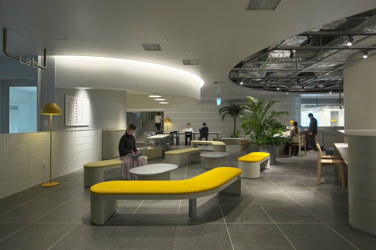 オンデザインの内装設計による、東京・港区の「LiSH Studio1」。インキュベーション施設の計画。出会いの創出を目指し、人々が常に“移動 ...