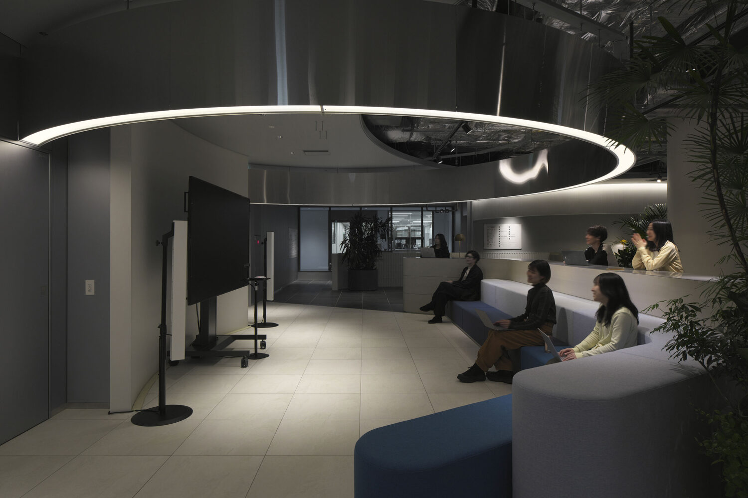 オンデザインの内装設計による、東京・港区の「LiSH Studio1」。インキュベーション施設の計画。出会いの創出を目指し、人々が常に“移動 ...
