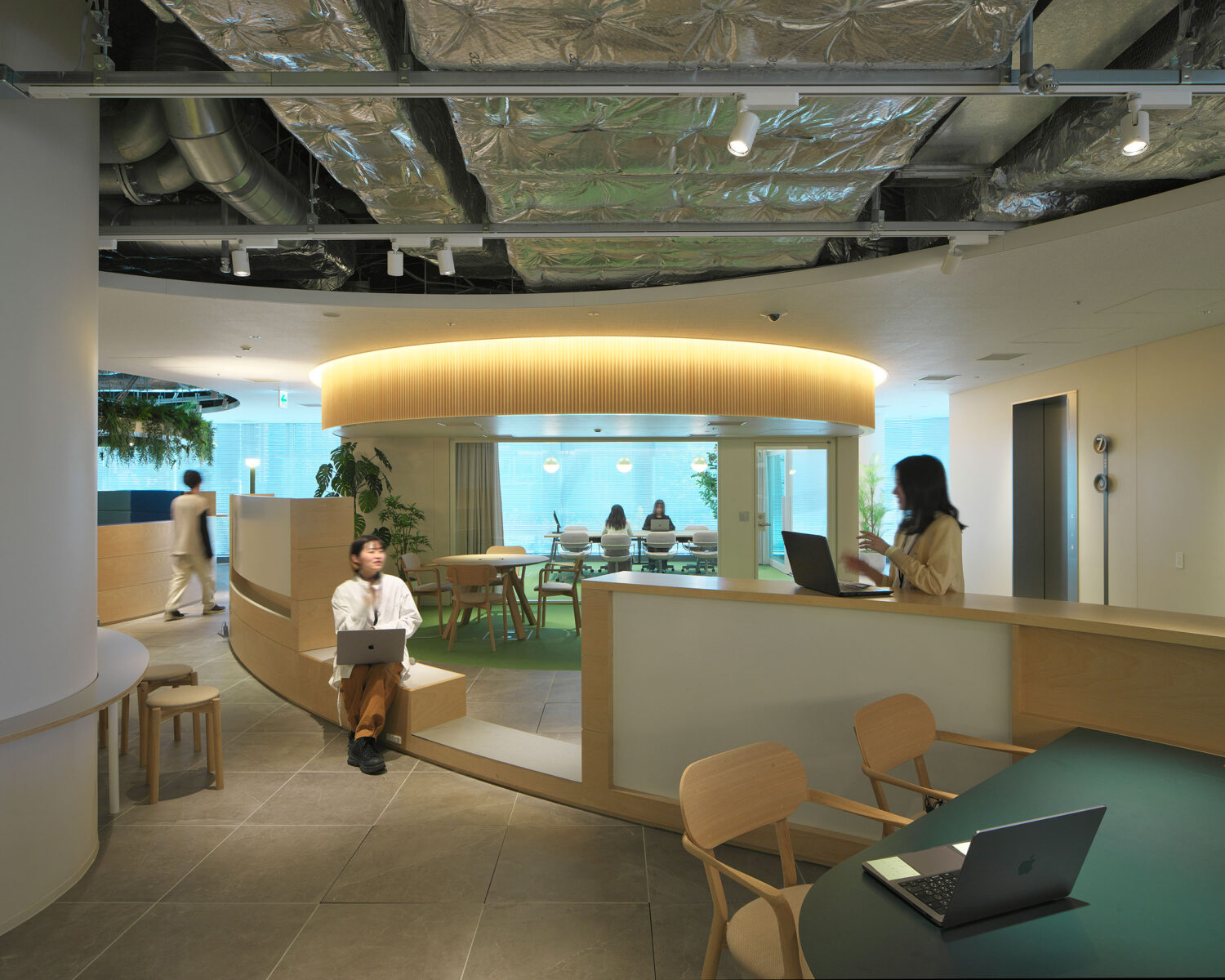 オンデザインの内装設計による、東京・港区の「LiSH Studio1」。インキュベーション施設の計画。出会いの創出を目指し、人々が常に“移動 ...